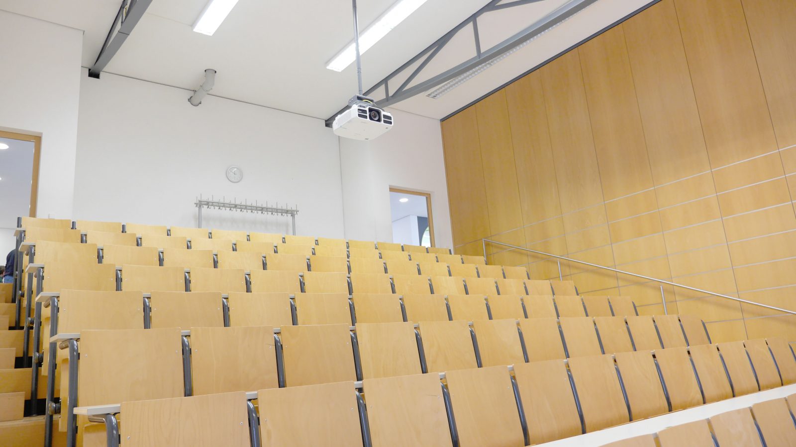 AVDATA GmbH Festinstallationen, AVDATA, Einrichtung, Projektionstechnik, audiovisuell